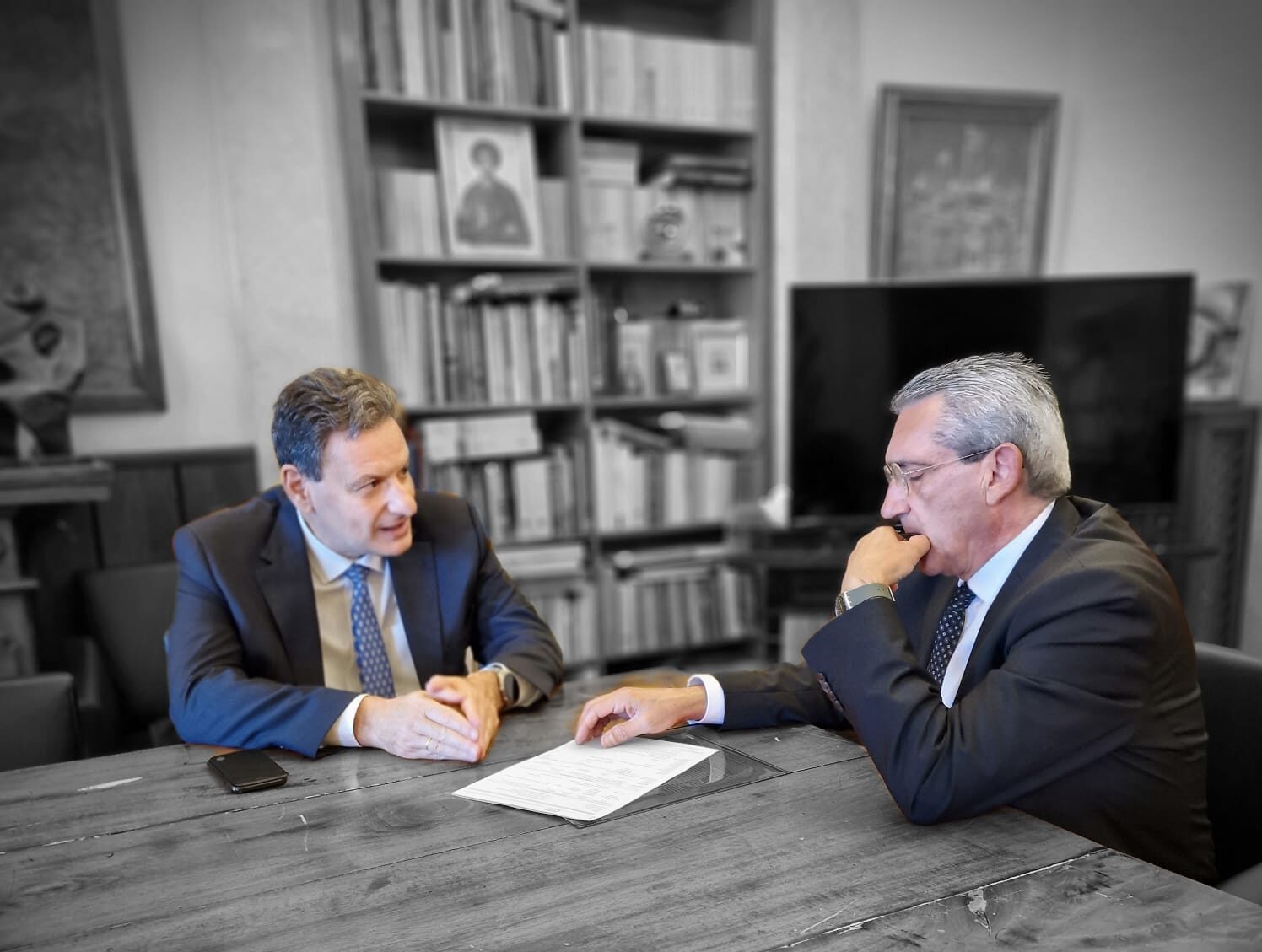 Ο Θεόδωρος Σκυλακάκης στο γραφείο του Περιφερειάρχη