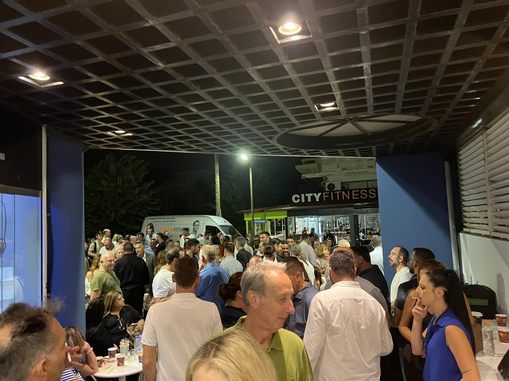 Πλήθος κόσμου στα εγκαίνια του εκλογικού κέντρου της παράταξης "ΕΝΑ ...